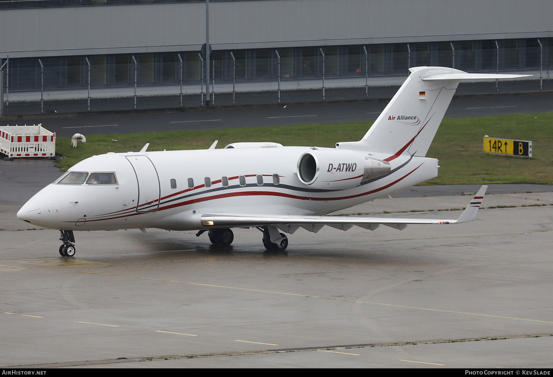 Aircraft Photo of D-ATWO | Bombardier Challenger 604 (CL-600-2B16 ...