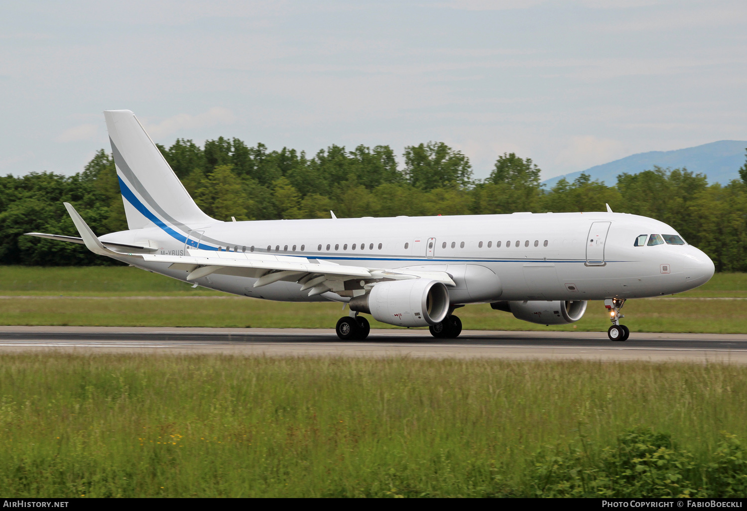 Aircraft Photo of M-YBUS | Airbus ACJ320 (A320-214/CJ) | AirHistory.net ...