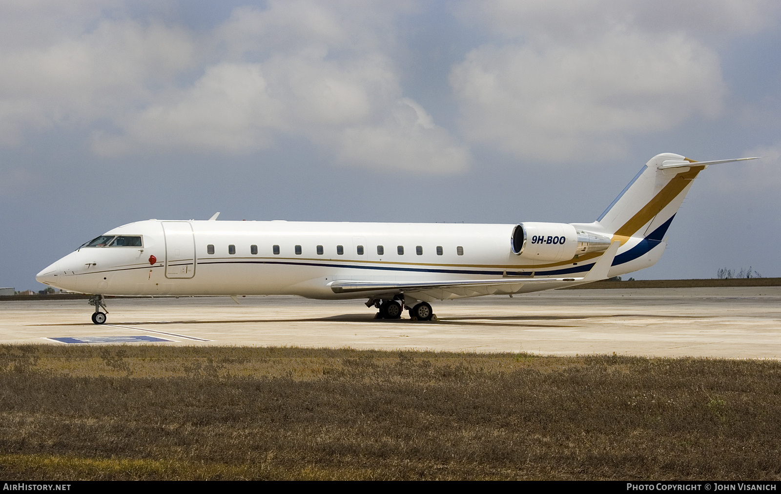 Aircraft Photo of 9H-BOO | Bombardier Challenger 850 (CRJ-200SE/CL-600 ...